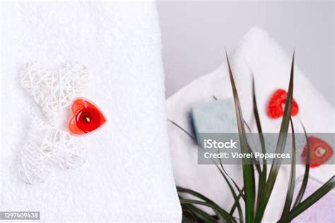 하트와 향기로운 양초와 장식을위한 꽃이있는 수건 스파 테라피 낭만적 인 휴식 개념 2명에 대한 스톡 사진 및 기타 이미지 2명 개인 장식품 건강관리와 의술 Istock