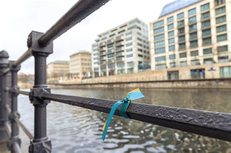 베를린에서 우크라이나의 상징입니다 국가 우크라이나어 국기 색깔에 울타리에 리본 독일은 우크라이나를 지원합니다 베를린 대성당