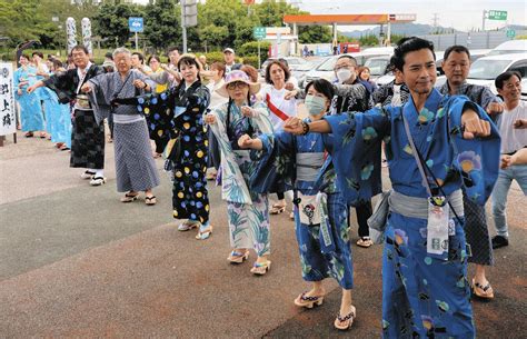 げたを鳴らして輪になって 関の長良川saで郡上おどりをpr、浴衣姿の愛好家ら実演：中日新聞web