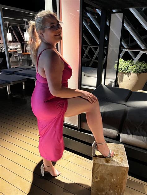 Hotwife Showing Off On Vacation Rmnhotwives