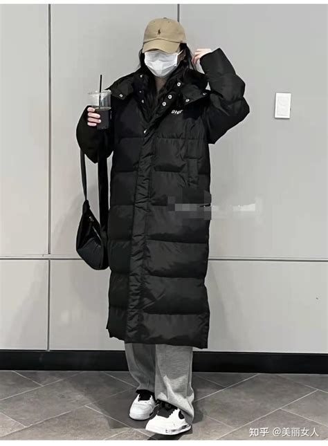 黑色长款羽绒服搭配什么裤子好看 知乎