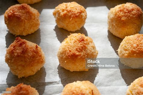 코코넛 쿠키는 테이블의 베이킹 시트에 닫힙합니다 집에서 만든 빵집 0명에 대한 스톡 사진 및 기타 이미지 0명 건강한 식생활 그릇 Istock