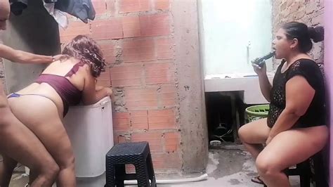 継母は継娘の前で性交します。継父は彼の継娘が彼を見ることを気にせずに性交します Xhamster