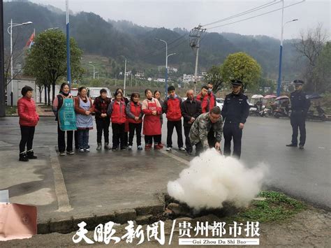 一名持刀“歹徒”冲进一家企业别怕，这是场演练安保人员车间