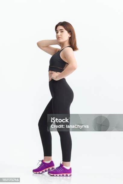 체육관에서 스트레칭 운동복에 검은 머리를 가진 여자 체중 감량을 위한 운동 건강한 생활방식에 대한 스톡 사진 및 기타 이미지