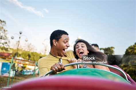 놀이 공원에서 롤러 코스터를 타면서 즐거운 시간을 보내는 쾌활한 커플 롤러코스터에 대한 스톡 사진 및 기타 이미지 롤러코스터 남자 데이트 Istock