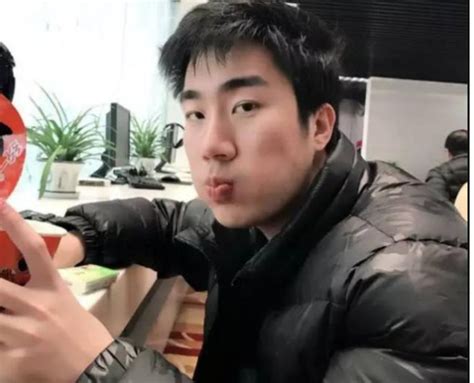 骚男七七离婚现状：一个豪车豪宅吃喝无忧，一个老房子内苦逼直播！ 哔哩哔哩