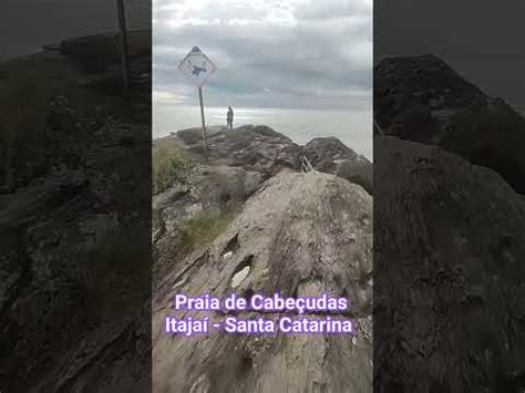 Uma ilhota na praia de Cabeçudas em Itajaí Santa Catarina shorts