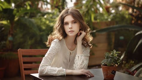 Картинки девушка фото сидит комната девушки грудь брюнетка обои 1920x1080 картинка №508963