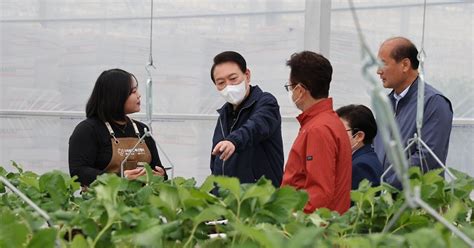 스마트팜 현장 시찰하는 윤 대통령