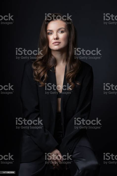 검은 양복과 물결 모양의 머리 스튜디오 초상화를 가진 아름다운 여자 가냘픈에 대한 스톡 사진 및 기타 이미지 가냘픈 갈색 머리 검은색 Istock