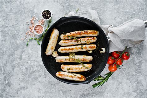 프라이팬에 구운 소시지 돼지고기 소고기 닭고기 칠면조 모듬 회색 배경 평면도 건강한 식생활에 대한 스톡 사진 및 기타 이미지