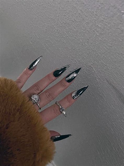 طراحی ناخن مشکی ژورنالی، این مدل ها هوش از سرتان می برد