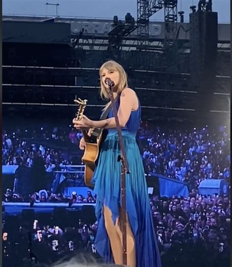 Taylor Swift Pauses Song Twice To Help Fans Address Hand Cramp