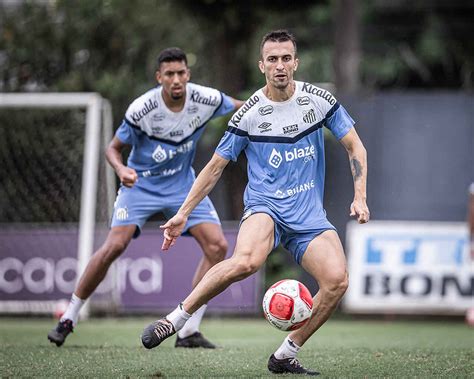 João Schmidt Menciona Inspiração Em Kobe Bryant Para Santos Buscar Título