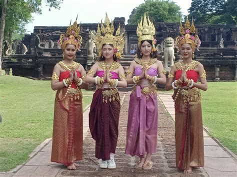 Asean “มอง” ไทย Thailand 😘🥰😍 ใส่ชุดอัปสราเที่ยวปราสาทหิน 😉😉