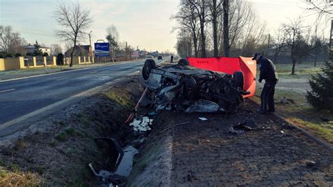 Śmiertelny wypadek pod Sieradzem Nie żyje 24 letni kierowca ZDJĘCIA