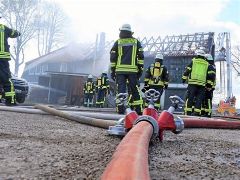 Schmalfeld Heikler Einsatz 100 Feuerwehrleute kämpfen gegen Großbrand