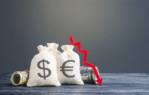 돈 가방과 빨간색 아래로 화살표 경제적 어려움이 가을입니다 비용과 비용 손실 비용 절감 침체 경기 침체 사업 활동 감소 부 하락 자본 비행 높은 위험 0명에 대한 스톡 사진