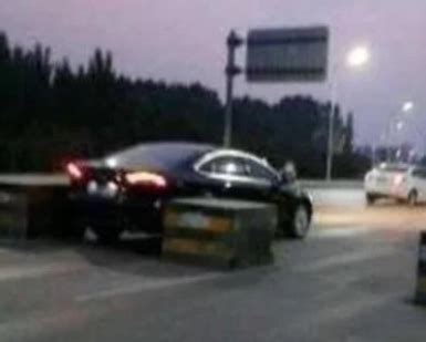 开车遇到窄路时新手车主怕刮蹭老司机教你几招这波稳了