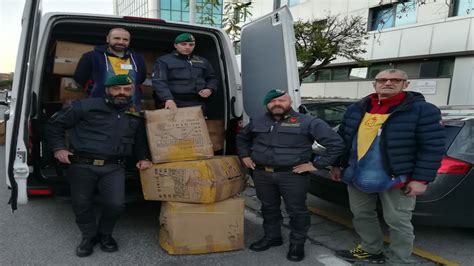 ALLA CARITAS TREMILA VESTITI SEQUESTRATI DALLA FINANZA ToscanaTv