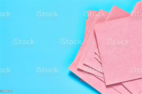 파란색 배경에 분홍색 사각형 빈 종이 스티커의 힙입니다 공간을 복사합니다 맨 위 보기 개체 그룹에 대한 스톡 사진 및 기타 이미지 개체 그룹 공란 교육 Istock