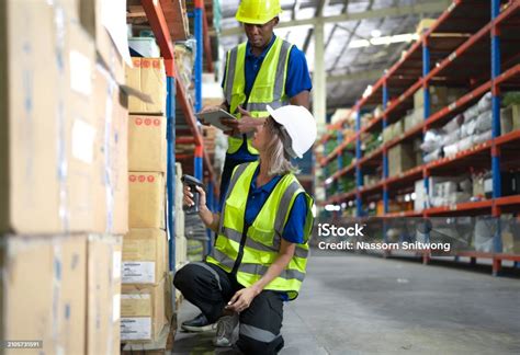 디지털 태블릿과 바코드 스캐너 스캐닝 골판지 패키지를 사용하여 창고에서 일하는 다양한 민족 사람들 2명에 대한 스톡 사진 및 기타 이미지 Istock