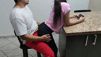 Chica Traviesa Se Sento En Mis Piernas Y Me Quito El Telefono Para Ella Jugar Pero Se Empezo A