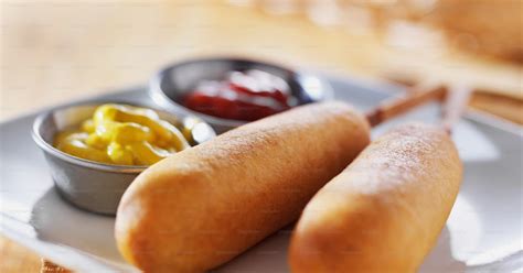 접시에 케첩과 겨자를 곁들인 옥수수 개 선택적 초점으로 촬영 사진 Unsplash의 겨자 이미지