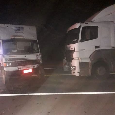 Colisão Entre Caminhão E Carreta Rádio Clube De Inhapim