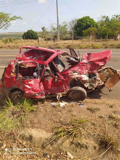 Colisão Frontal Entre Carro De Passeio E Carreta Mata Três Pessoas Da