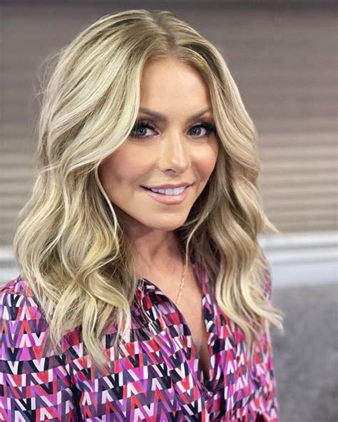 Kelly Ripa reagál arra hogy Kathy Lee Gifford megtagadja a könyvét