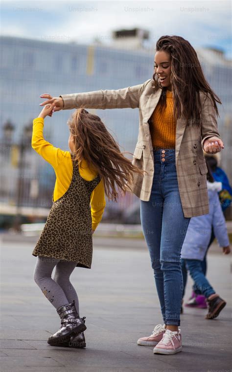 Lenfance Est Merveilleuse Une Mère Afro Américaine Avec Sa Fille Dans