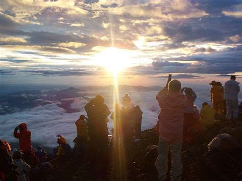 富士山頂でご来光 富士山登山2009 Climbing Mt Fuji Hajime Nakano Flickr