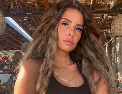 بعد صورة وتعليق مثيرَين للجدل إيمان العاصي توضح علاقتها بشاب من خارج