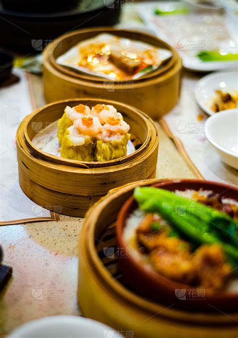 中式广东点心放在竹蒸笼里