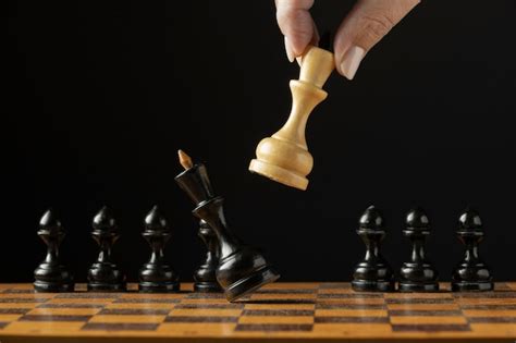 체스 판에 검은 왕에게 장군 성공 개념 무료 사진