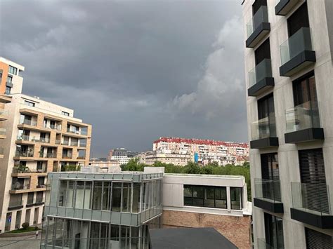 Snažno nevreme u Srbiji Počeli pljuskovi sa grmljavinom pada grad
