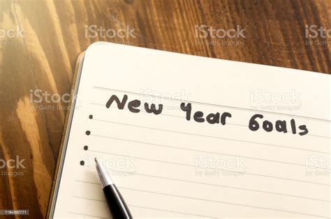개념 나무 테이블에 노트북 새해 목표 단어와 함께 일기와 펜을 엽니 다 2020년에 대한 스톡 사진 및 기타 이미지 2020