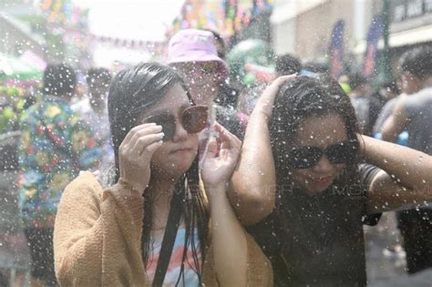 Photo Gallery ประมวลภาพ ถนนข้าวสารสุดคึกคัก นักท่องเที่ยวแห่เล่นน้ำ