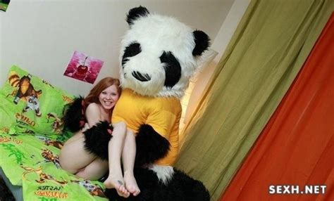 Девка дрочит здоровым самотыком Pic