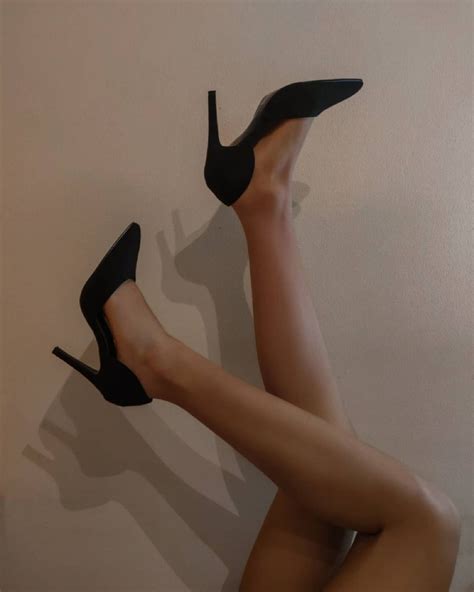 ᴠᴀʟᴇʀɪᴀ ʀɪᴢᴢᴇʟʟᴏ Ha Condiviso Un Post Su Instagram Elegance👠 • Segui