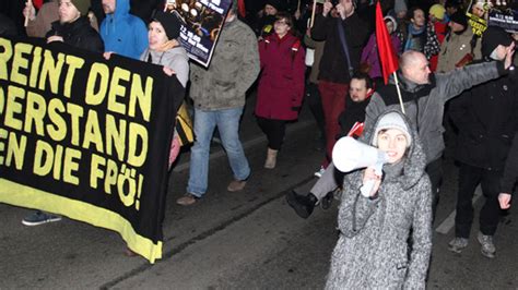 Hunderte protestieren gegen Polizeipräsident Pürstl FOTOS oe24 at