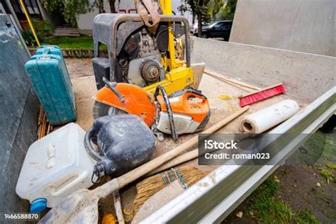 건설 현장의 다양한 도구 플레이트 압축기 기계 및 원형 블레이드 톱 건설 현장에 대한 스톡 사진 및 기타 이미지 건설 현장 가솔린 거수 도약 운동 Istock