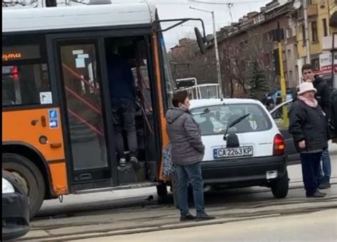 Автобус и кола катастрофираха в София има затиснат човек Видео