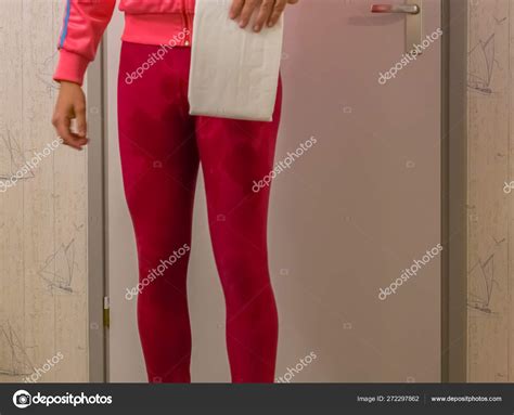 若いです女性でぬれた足を保持します白い大人失禁おむつ 尿失禁 恥ずかしい医療問題 — ストック写真 © Jaapbleijenberg