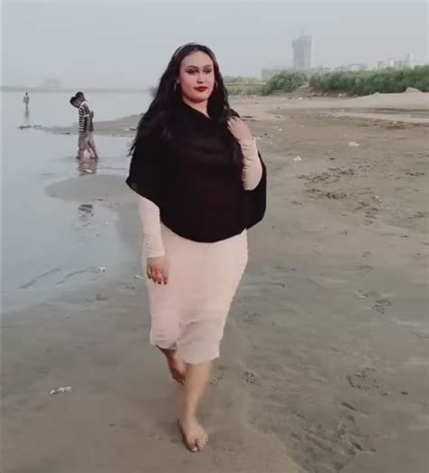 شاهد بالفيديو والصورة حسناء سودانية فائقة الجمال تستعرض بجسمها الفاتن