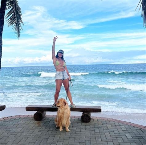 De biquíni Scheila Carvalho exibe barriga sarada ao passear em praia sua cachorrinha