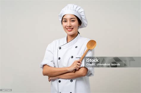 제복을 입은 젊은 아름다운 아시아 여성 요리사가 국자 기구를 들고 부엌에서 요리하는 다양한 제스처 맛있는 요리 메뉴 좋은 맛