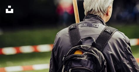 파란색과 회색 재킷을 입은 아이가 흰색과 검은색 간판을 들고 있다 사진 Unsplash의 무료 뵈르더 비제 이미지